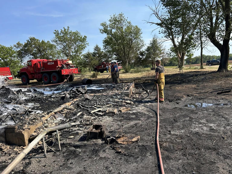 Photos: Fire burns several structures in Sumner County town
