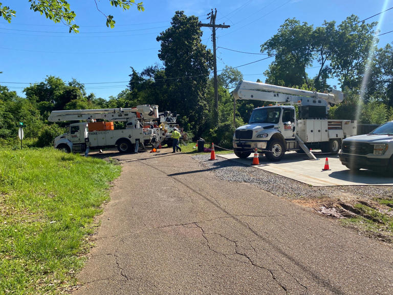 Construction crew hits gas line in Pineville