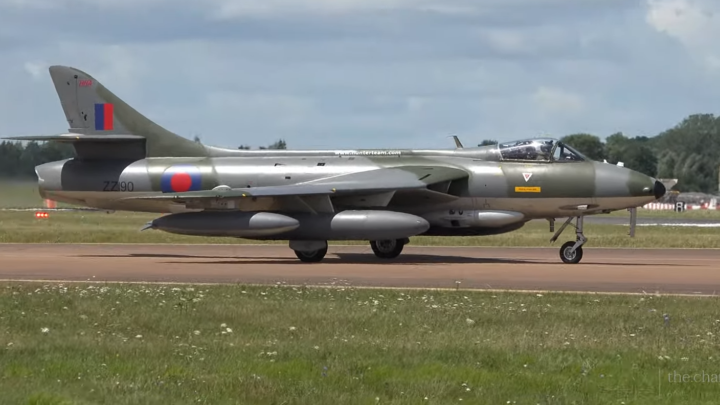 Watch this Hawker Hunter take off - "The power builds before it lifts"