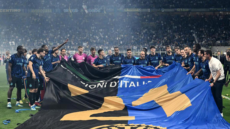 Scudetto Inter, da oggi sul tetto della sede compare la scritta 'Campioni'