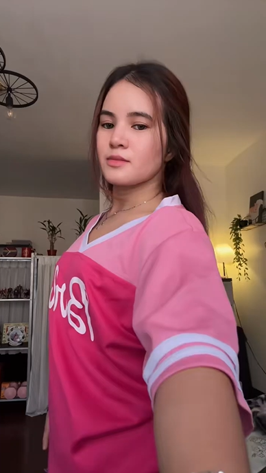 Her dance moves are simple but so addictive to watch