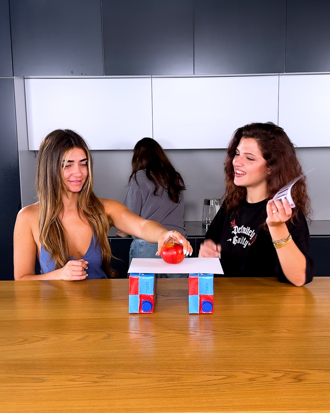 Un papier peut-il soutenir une pomme comme ceci...🍎👀