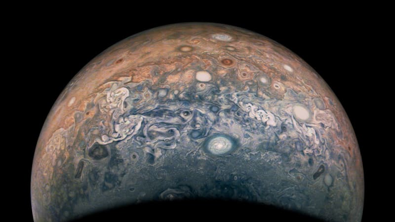 Jupiter neobíhá kolem Slunce. Ve škole vám neříkali úplnou pravdu