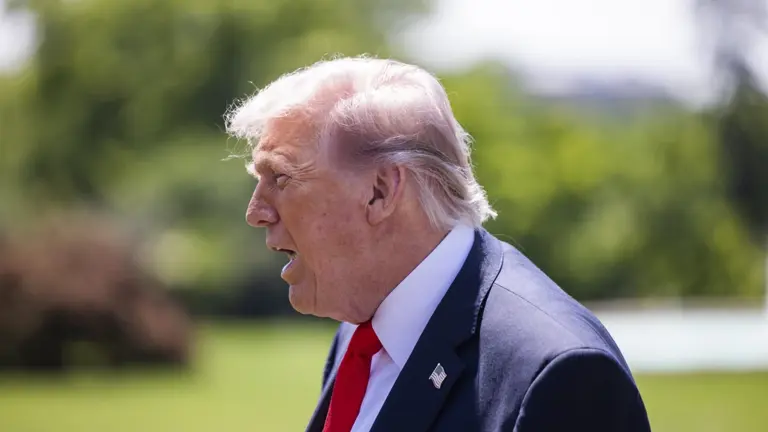 La última locura de Trump: aparece vestido de mandaloriano junto a Yoda