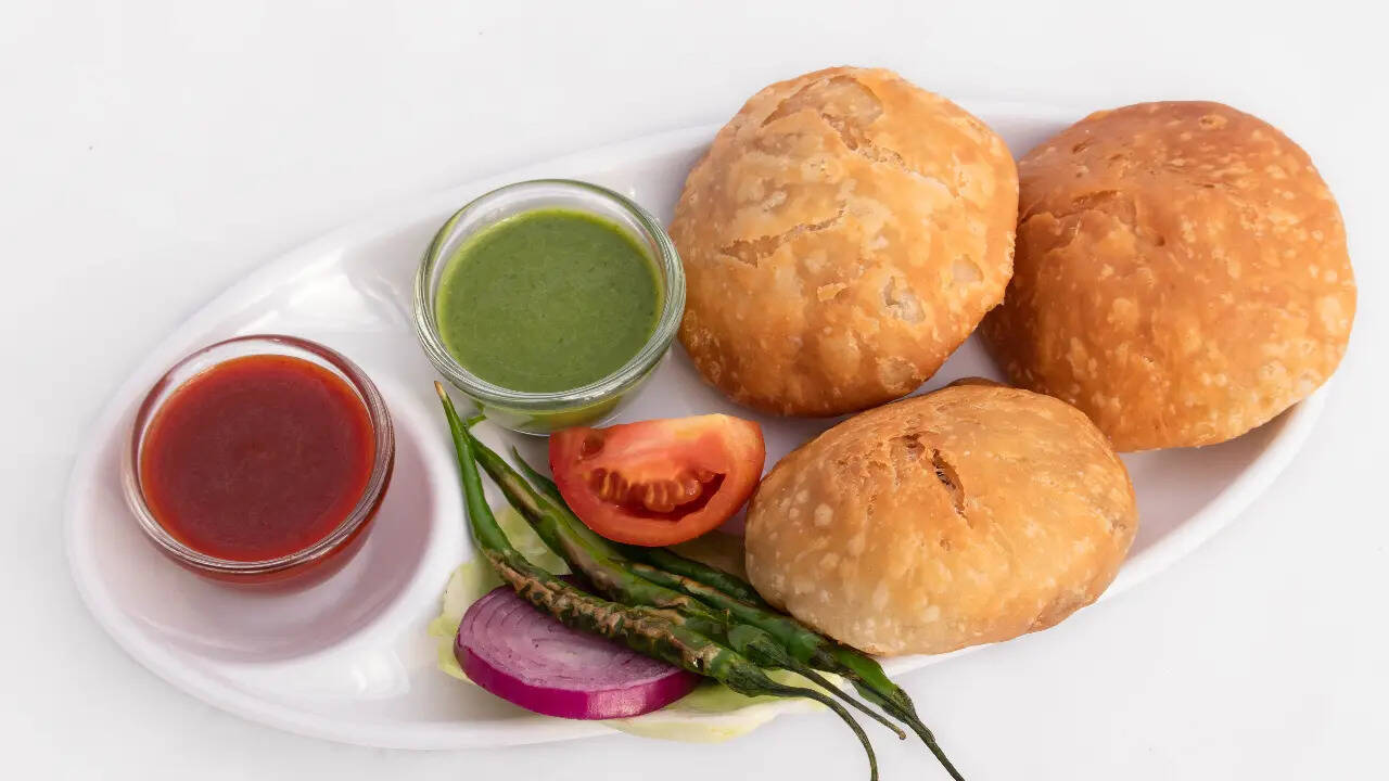 Why homemade khasta kachori becomes soft after a few hours: 4 halwai ...