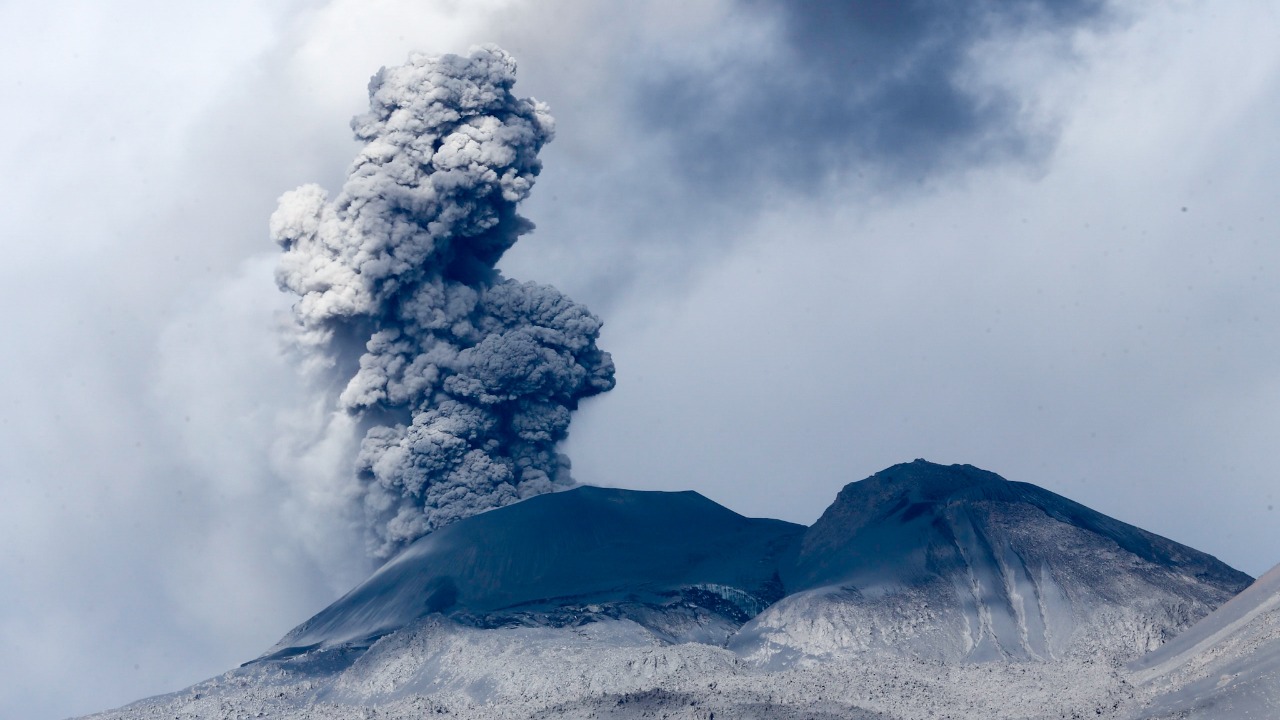 Sabancaya volcano in Peru explodes with ash plume reaching 2,000 meters ...