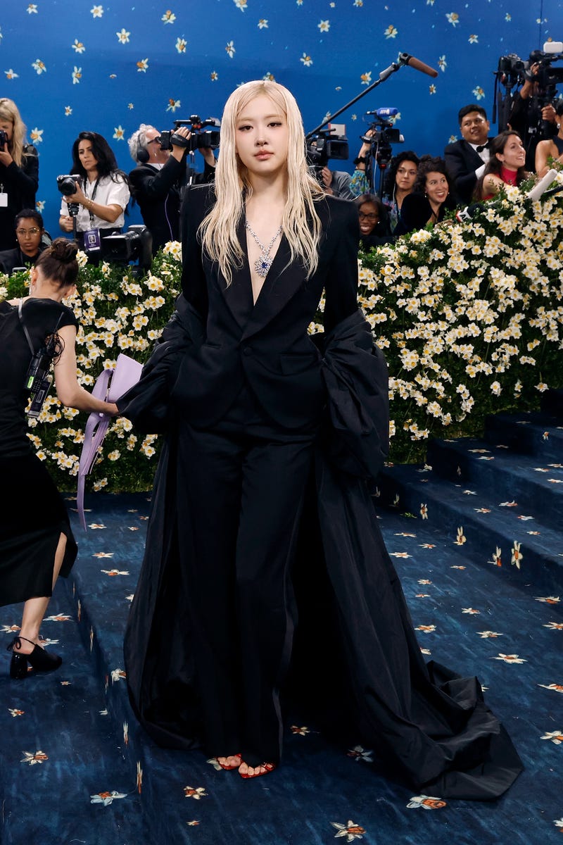 Rosé’s giant bird brooch steals the spotlight at the 2026 Met Gala