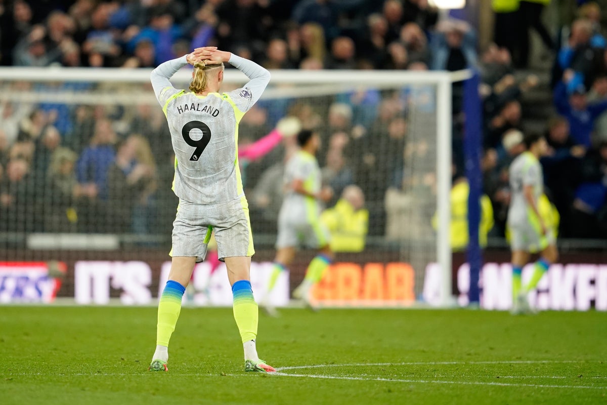 Twist in title race as Man City collapse to hand Arsenal advantage