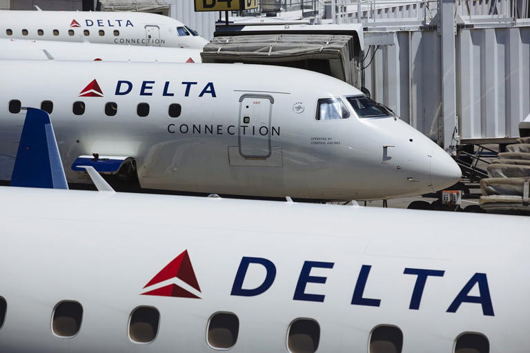 Delta to eliminate all food and beverage service on 450 daily flights