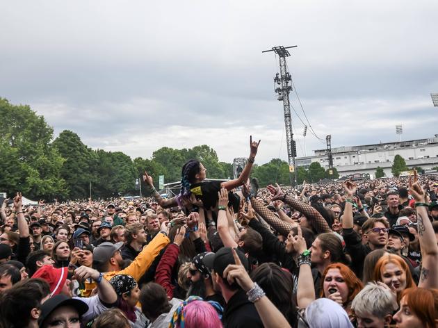 80.000 Fans, 32 Kilometer Zaun, 125.000 Mahlzeiten: Ein Blick hinter ...