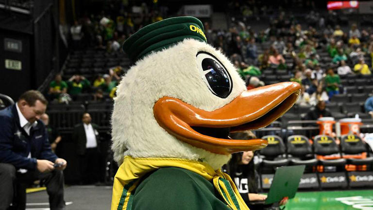 Oregon Ducks mascot turns heads in recent rankings