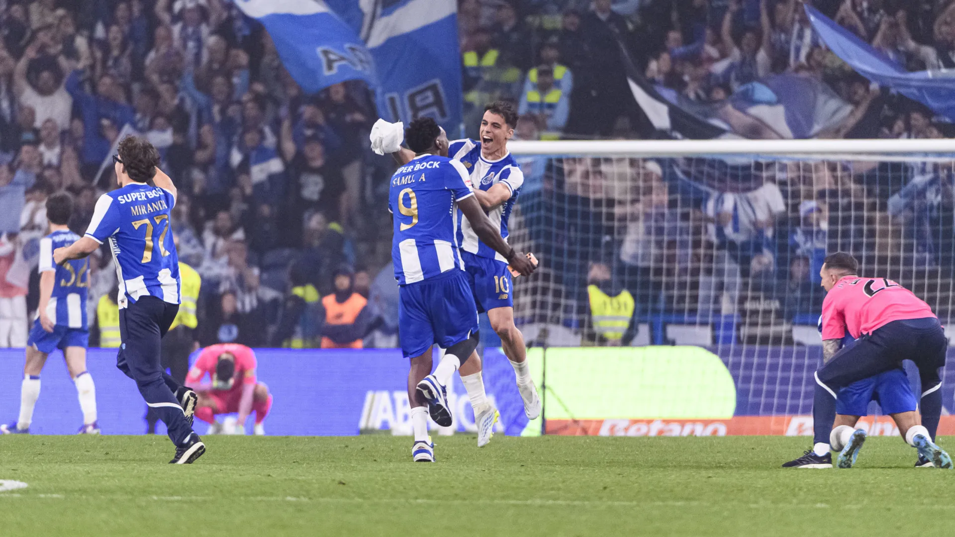 FC Porto sagrou-se campeão, Benfica escorregou e Sporting goleou
