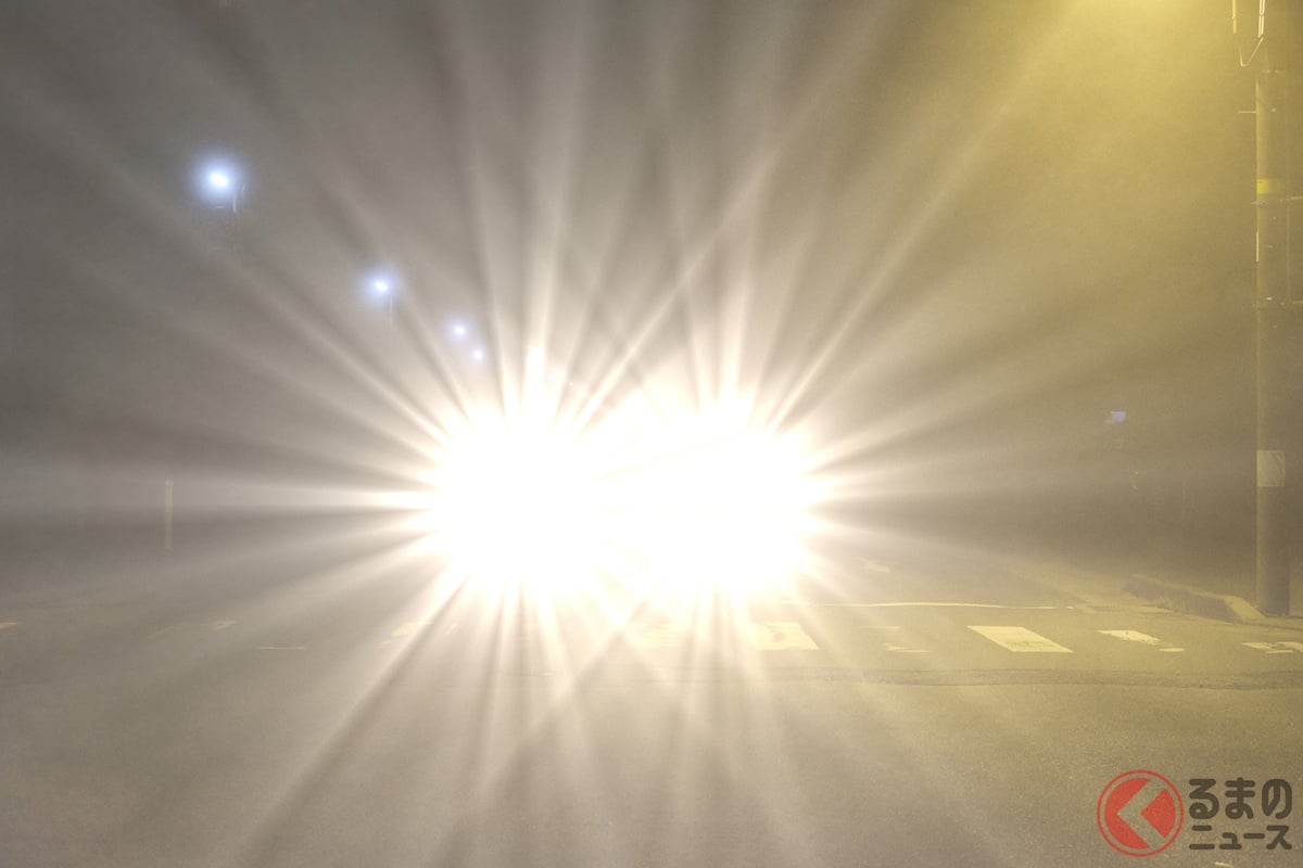 「えっ…最近のクルマ、ヘッドライト眩しすぎ…?」 後続車を「ハイビームなのか?」と疑うシーンも! “最新技術”とトレンドが引き起こす夜間の ...