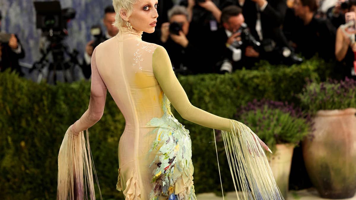 Emma Chamberlain stuns in colorful Mugler gown at 2026 Met Gala