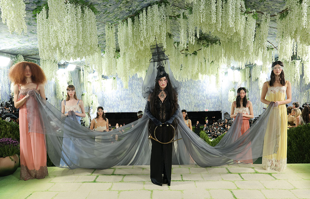 Madonna uses 7 blindfolded helpers to hold up her Met Gala 2026 dress