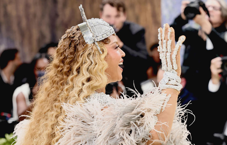 Beyoncé is a sparkly skeleton on the Met Gala 2026 red carpet with Blue ...