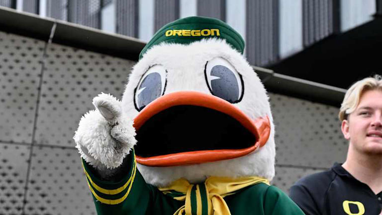 Oregon Ducks mascot turns heads in recent rankings
