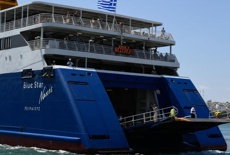 Πειραιάς: Εμπλοκή άγκυρας στο Blue Star Naxos - Tαλαιπωρία για 514 επιβάτες