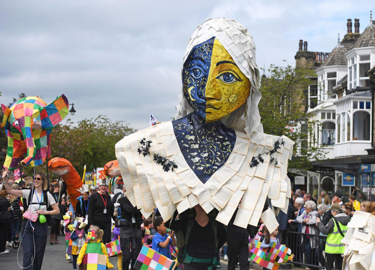 21 spectacular pictures as hundreds turnout for Ilkley Carnival parade ...