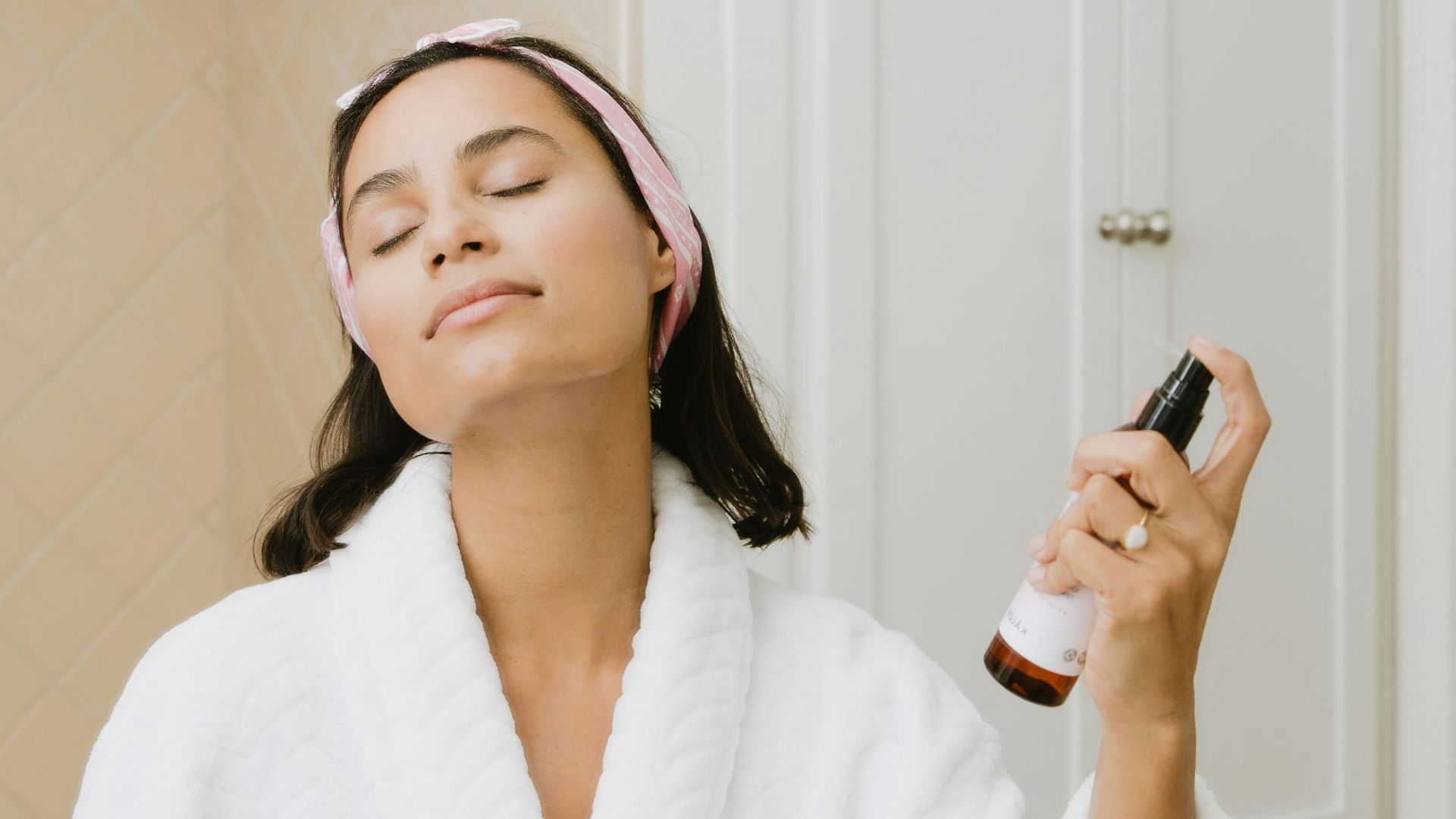 20 female habits men are forever confused by