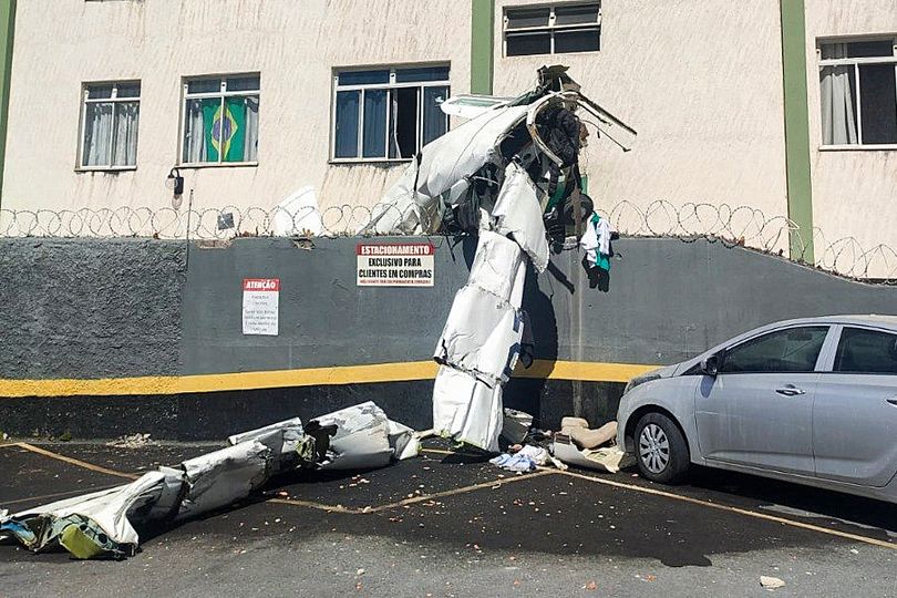 Horrific moment plane crashes into building, leaving 2 dead and 3 ...