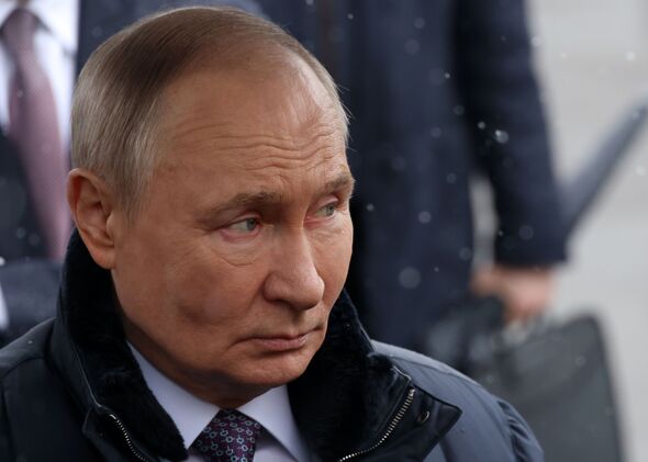 Paranoid Putin bans staff from using cell phones around him as he fears ...