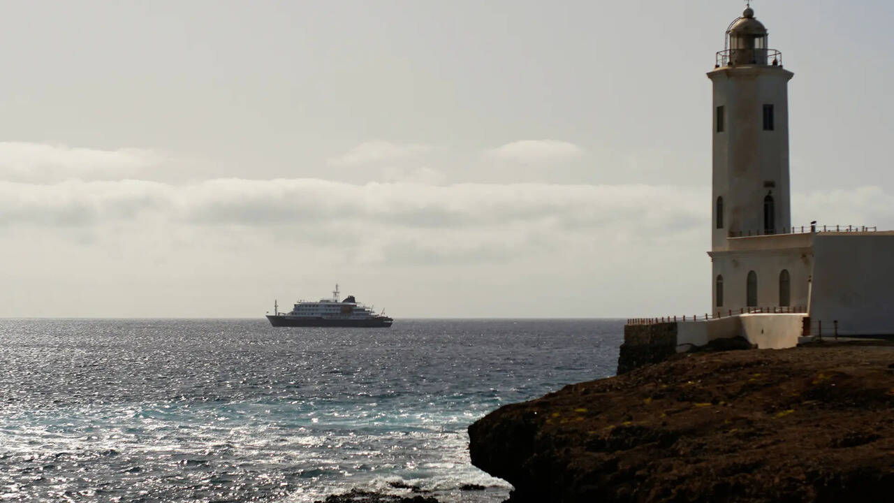 Cruise ship MV Hondius awaits assistance following hantavirus outbreak