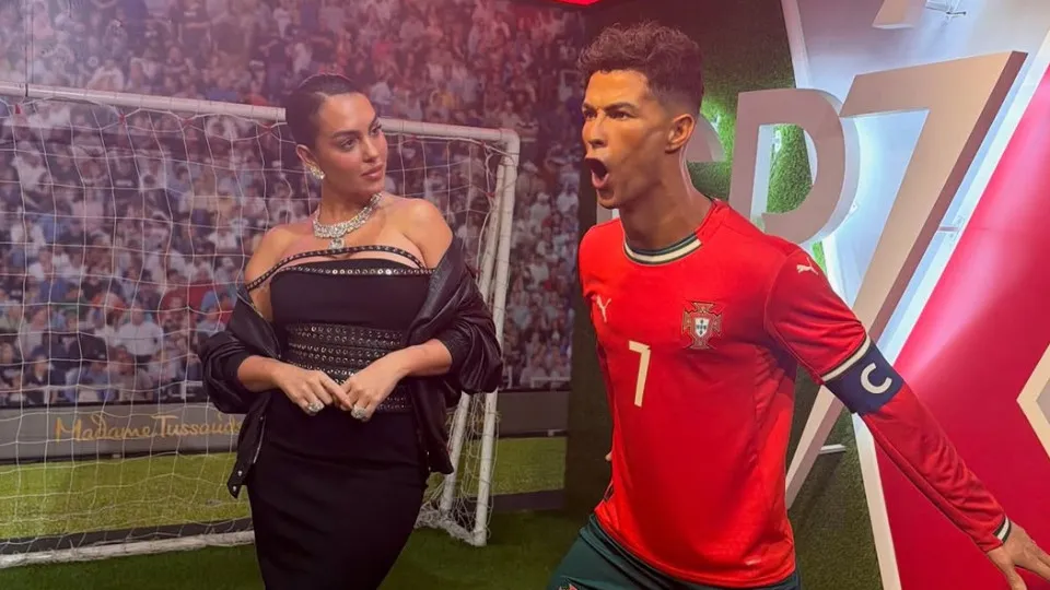 Georgina Brilha em Nova Iorque (e posa ao lado de estátua de CR7)