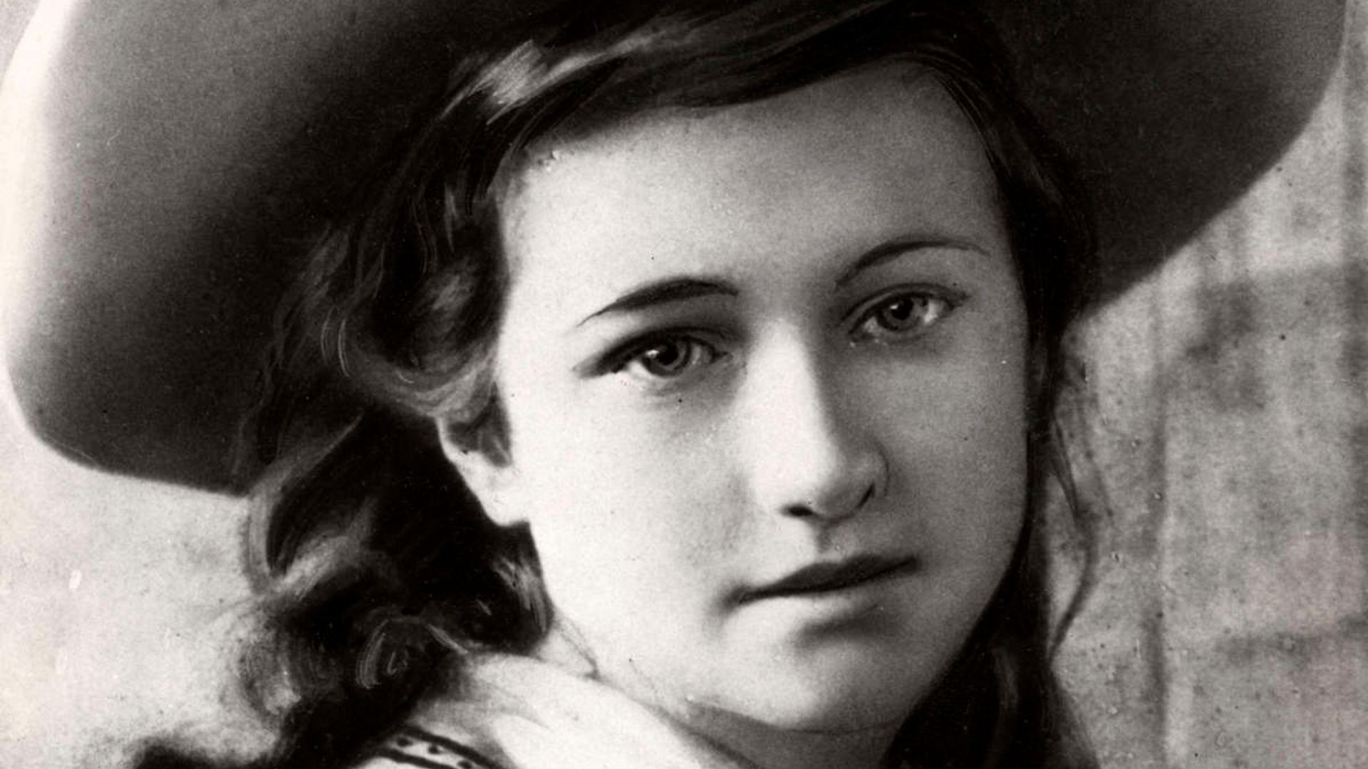 20 mischievous maidens who pulled the strings through their men
