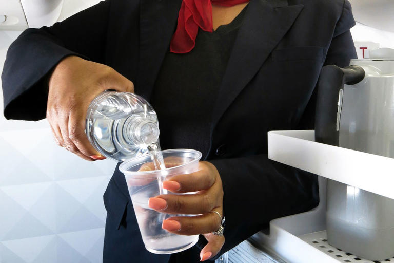 Delta to eliminate all food and beverage service on 450 daily flights