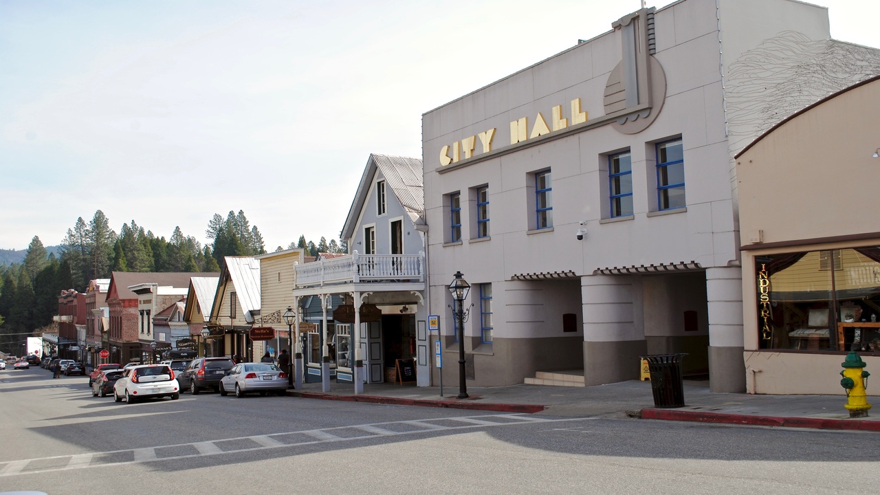 60 miles from Sacramento, this Sierra Nevada town is still living in ...