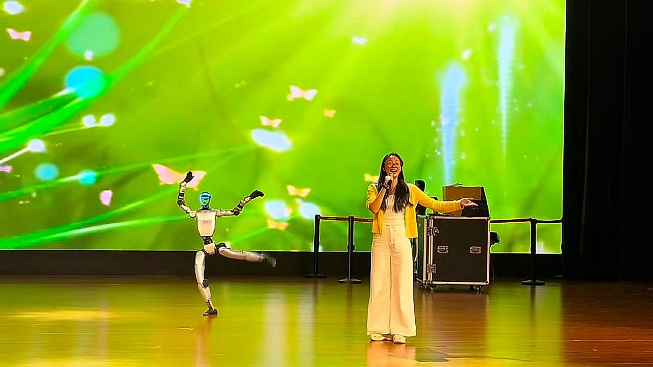 Stage performance takes unexpected turn with robotic partner
