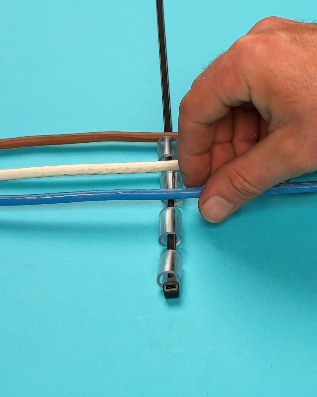 Separa los cables de manera segura para evitar riesgos eléctricos🔌