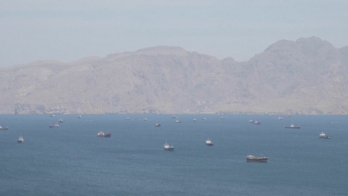 ホルムズ海峡に停泊中の韓国貨物船で爆発・火災 人命被害なし トランプ大統領「イランが攻撃」