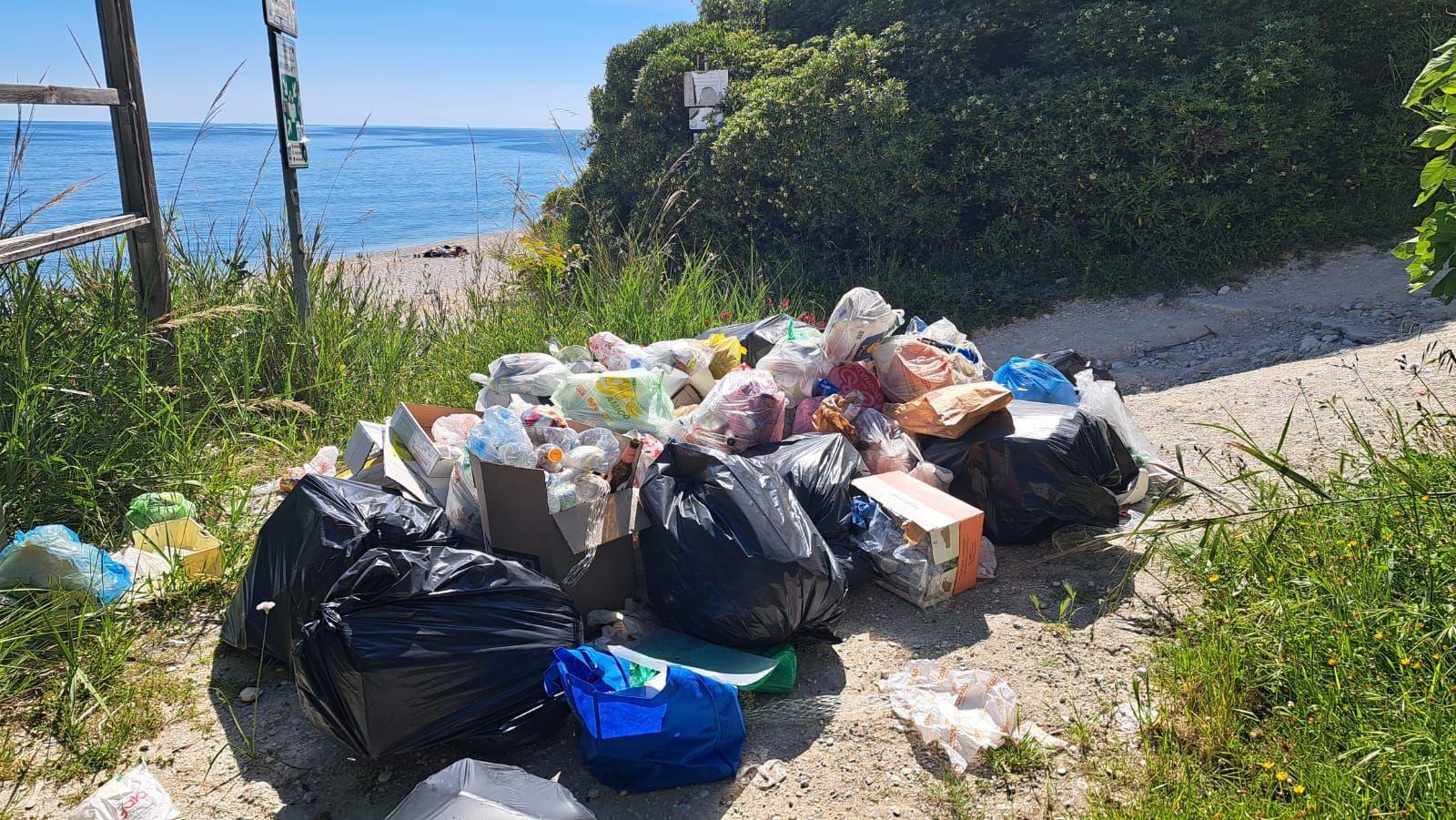 Gli incivili del primo maggio lasciano rifiuti anche a Mezzavalle