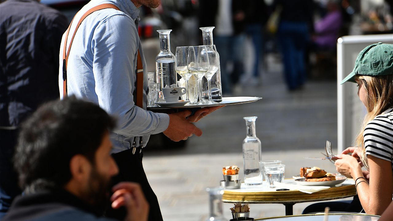 Restaurant : peut-on vous refuser la carafe d'eau gratuite et le pain ...