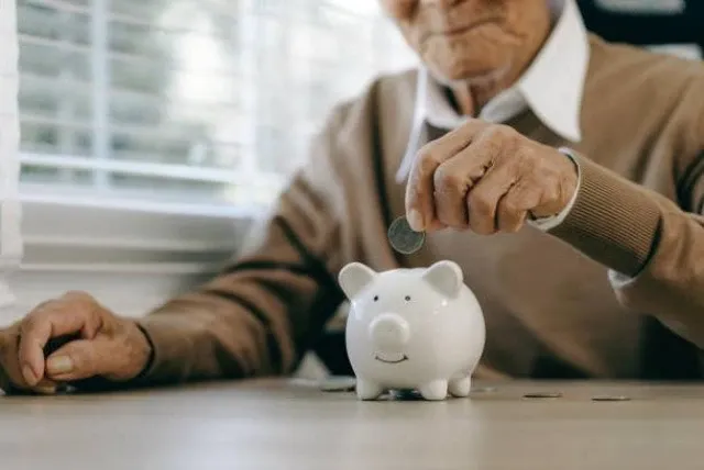 ¿Qué trabajadores pueden reducir su edad de pensión? Requisitos y ...