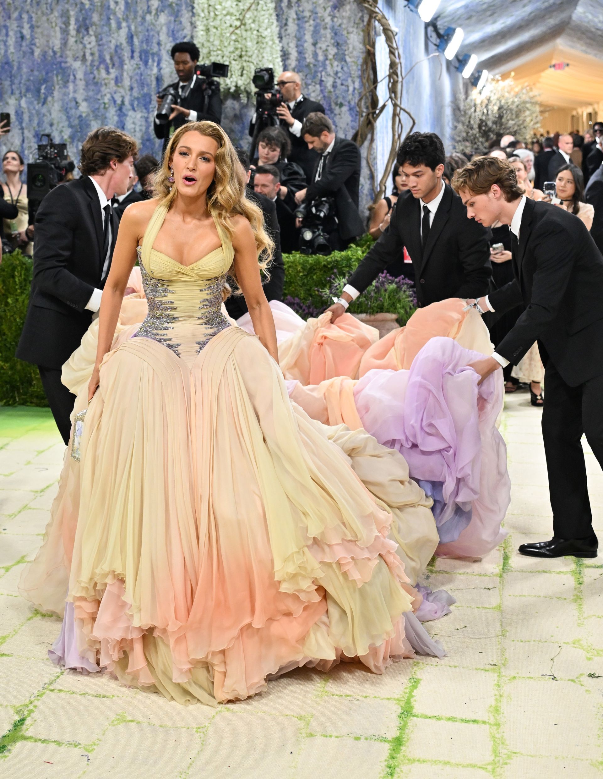 Skąpana w materiale Blake Lively przyciągała uwagę na Met Gali ...