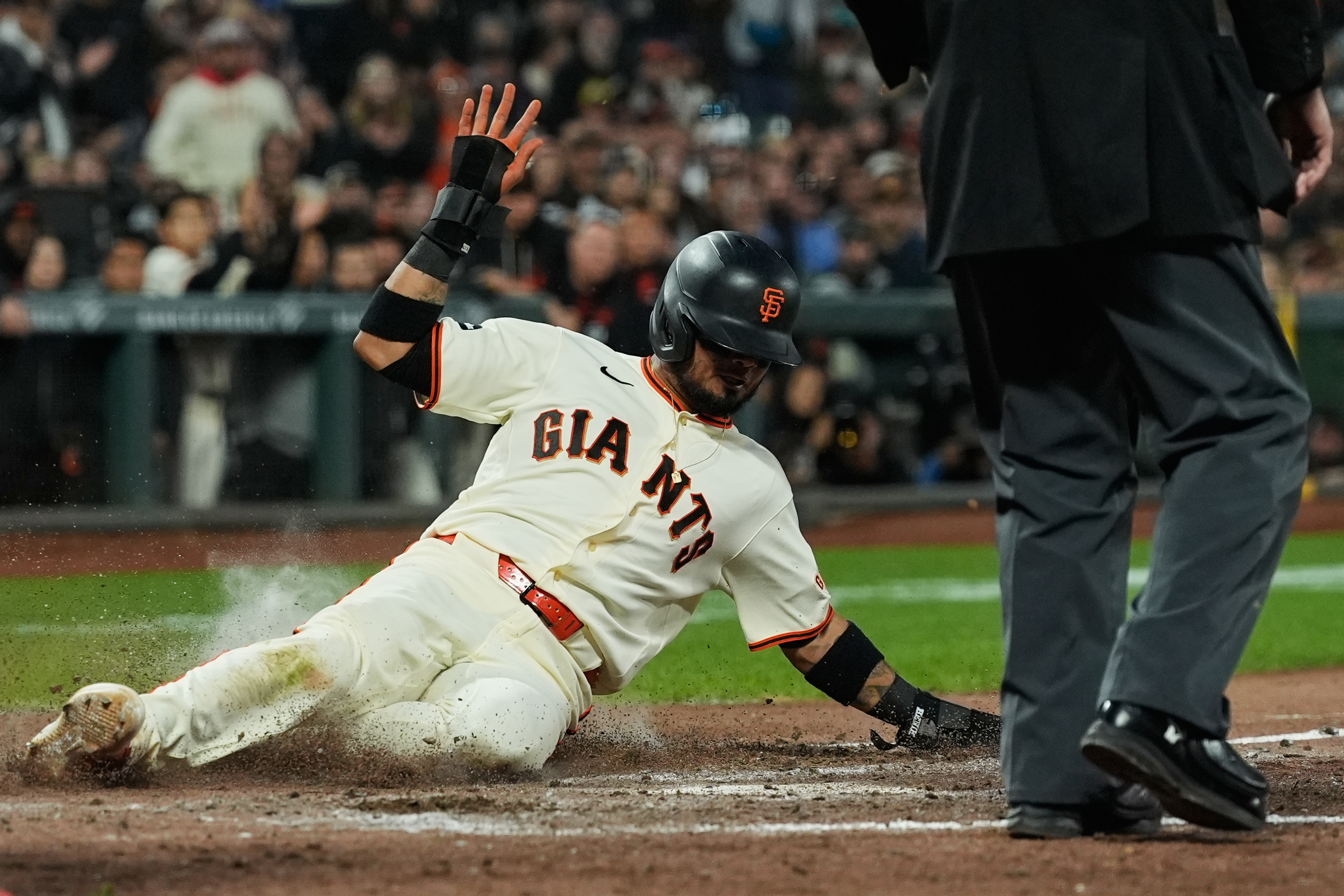 Schmitt homers, McDonald sharp as Giants edge Padres 3-2 to end 6-game skid