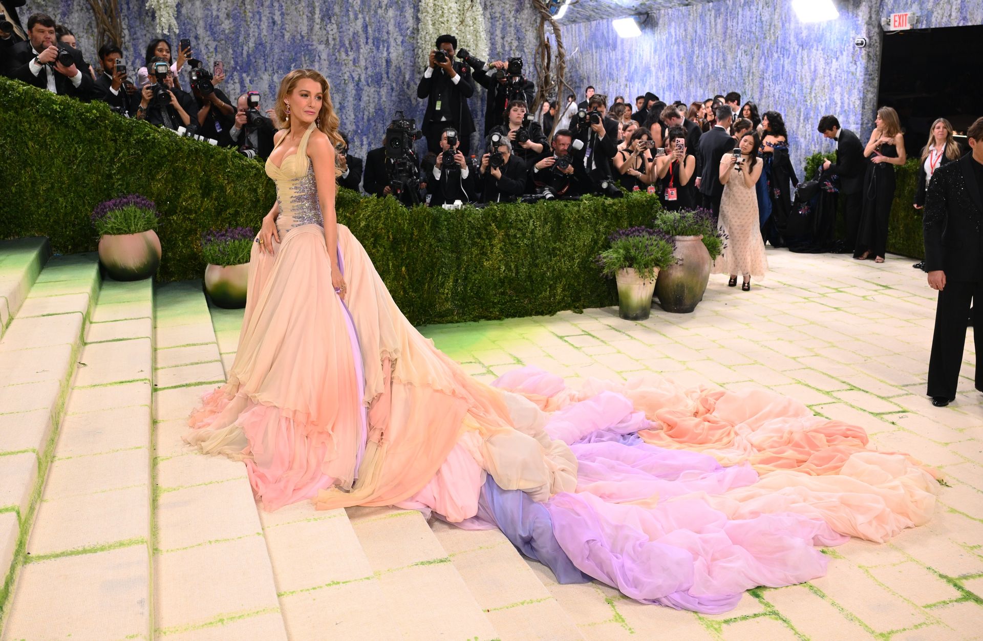 Skąpana w materiale Blake Lively przyciągała uwagę na Met Gali ...