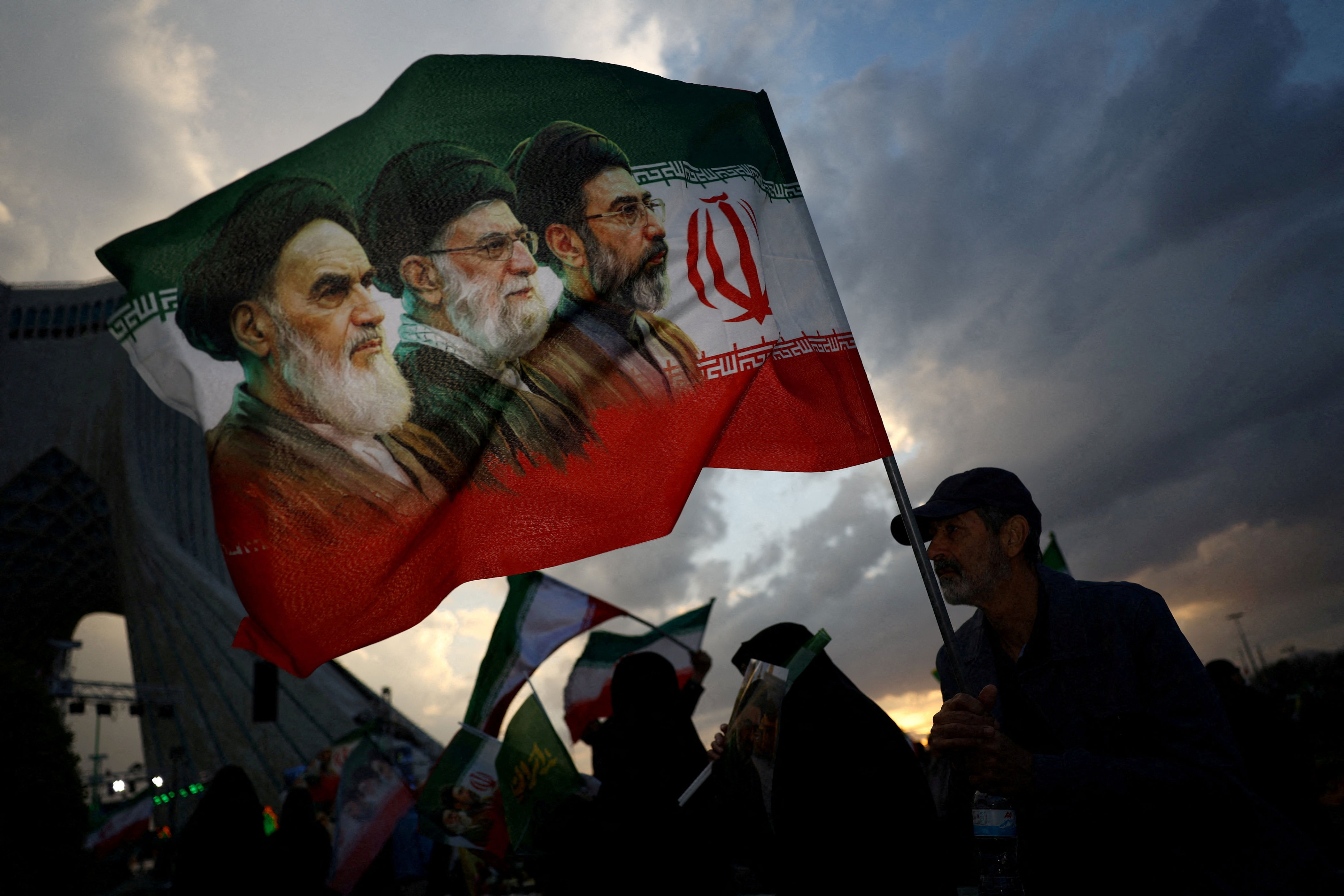 US claims it has sunk six Iranian small boats: Latest