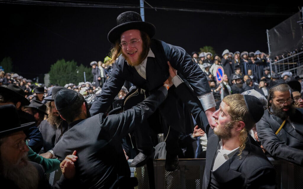 Haredi masses breach Meron, flouting wartime Lag B’Omer restrictions