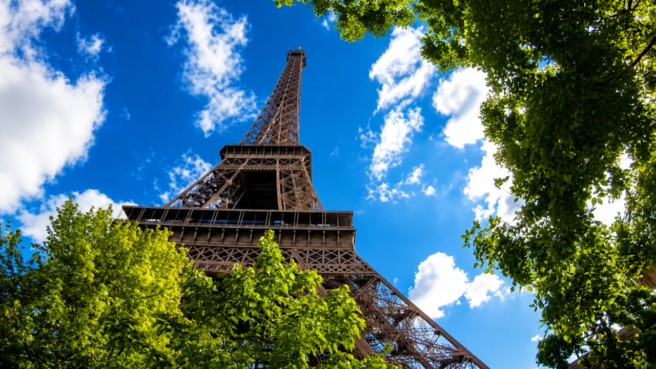 A sunny walk beneath the Eiffel Tower (4K)