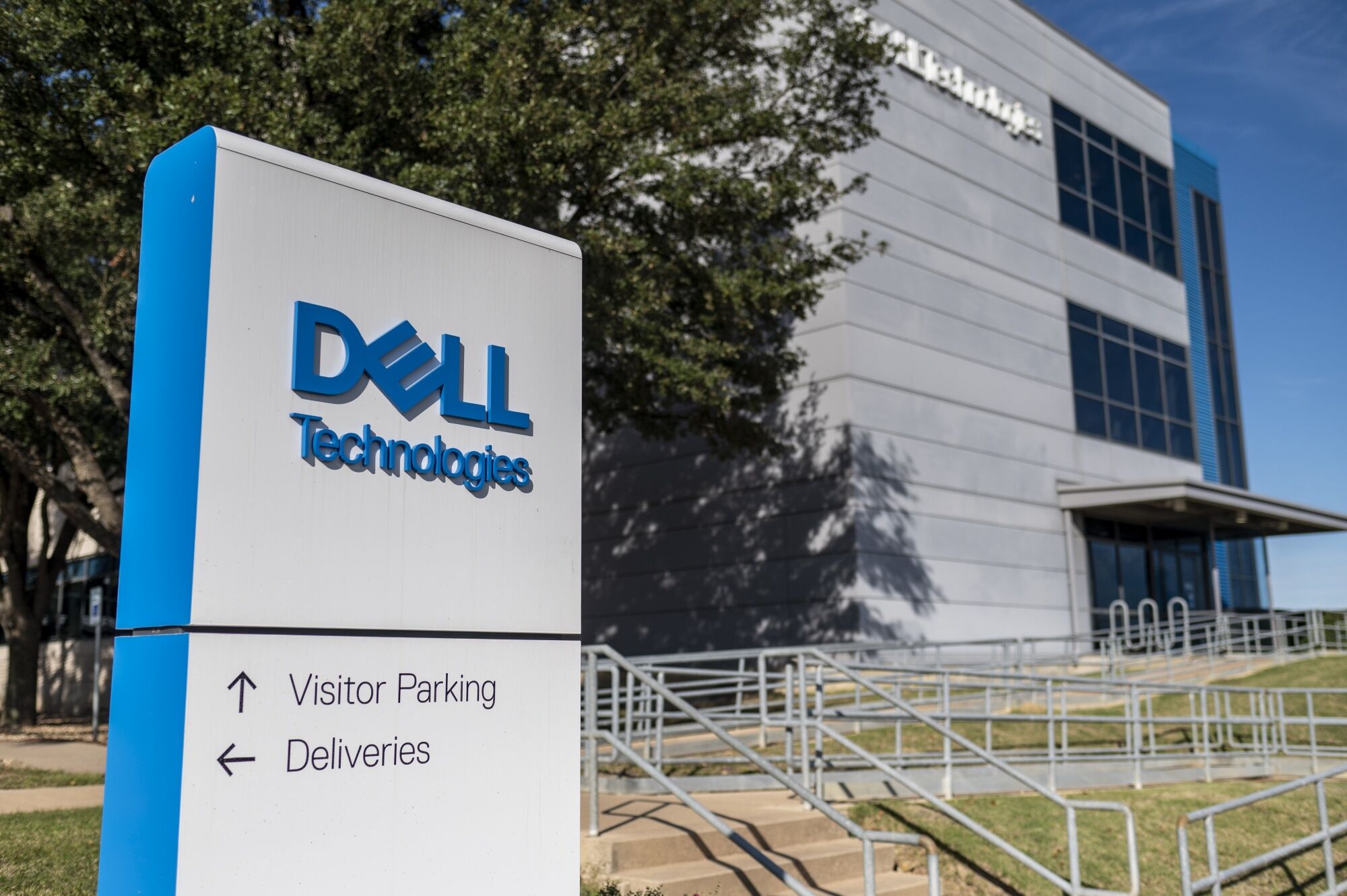 Dell grants COO Clarke performance options worth $132 million