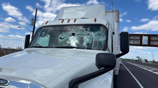 First officer of United flight that hit light pole on New Jersey ...