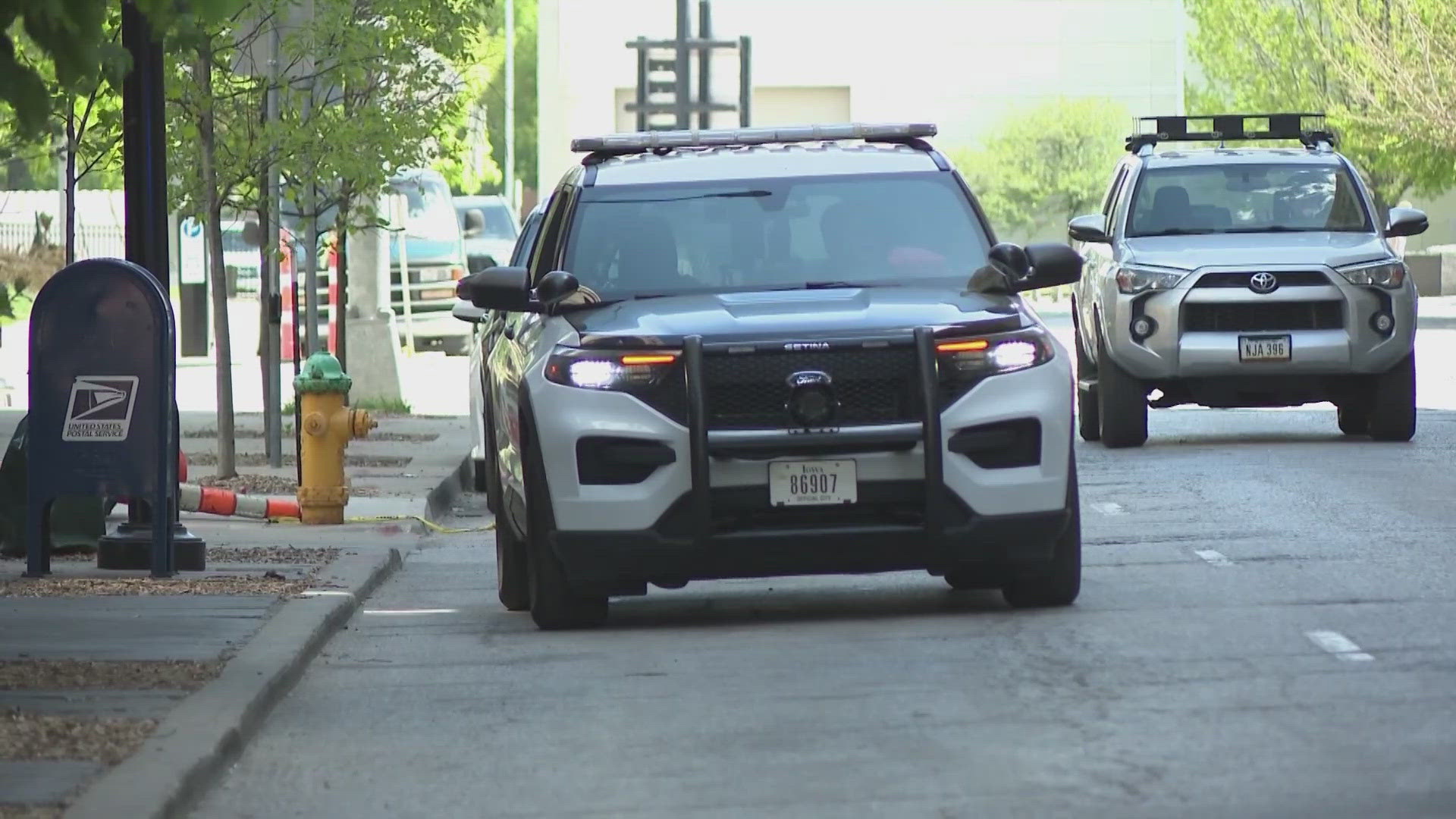 DMPD searching for suspect after reported downtown bank robbery