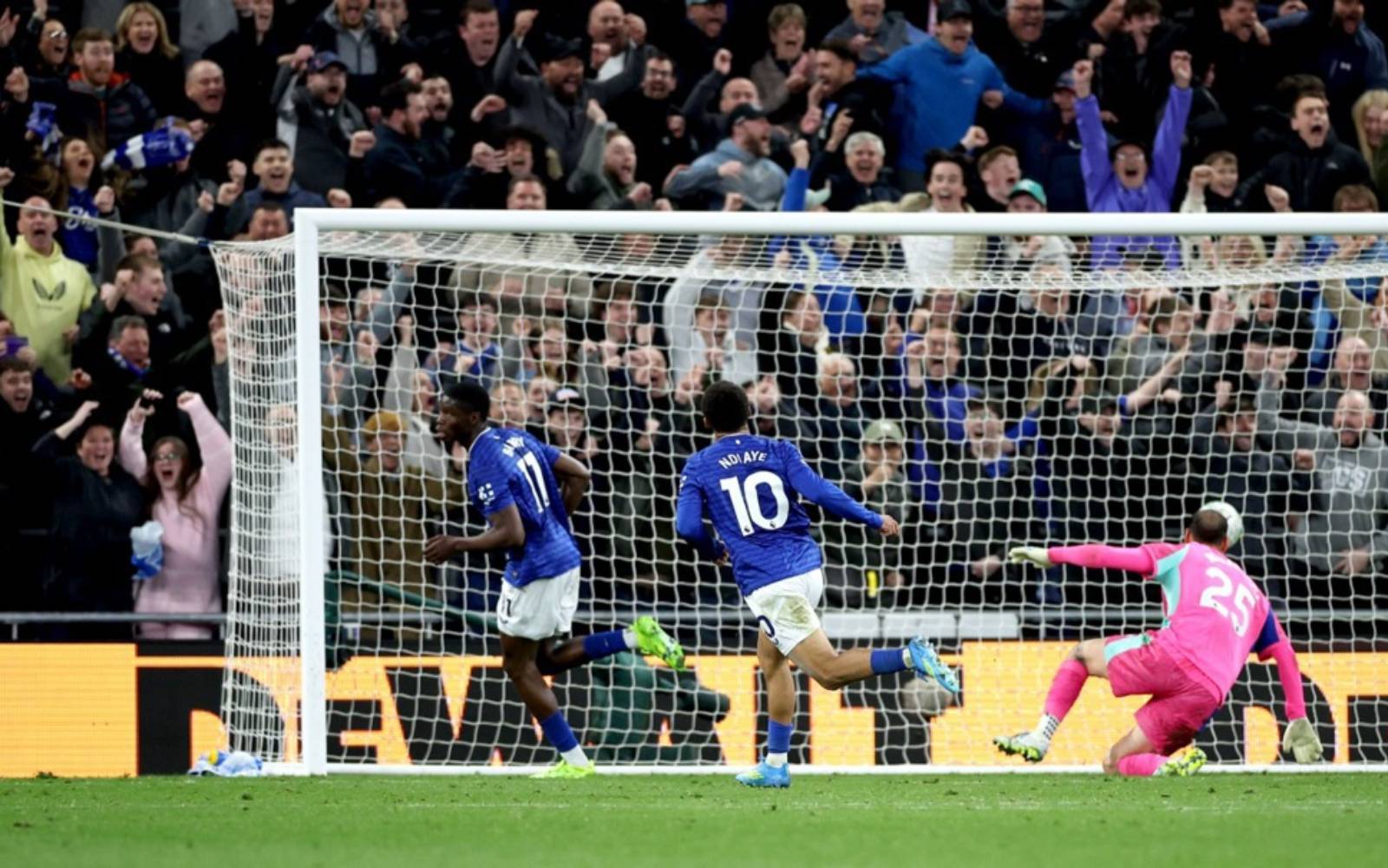 Advantage Arsenal as Man City held in six-goal Everton thriller