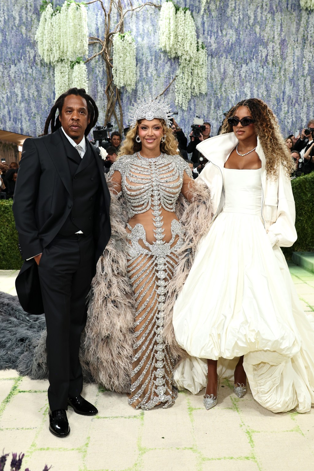 Beyoncé is a sparkly skeleton on the Met Gala 2026 red carpet with Blue ...