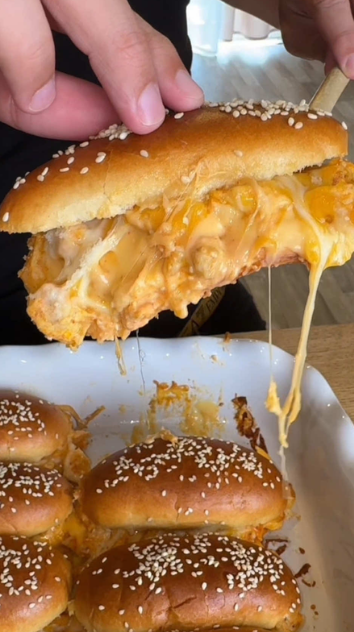 Mini-burgers au poulet ultra-fromagés dont tout le monde raffole