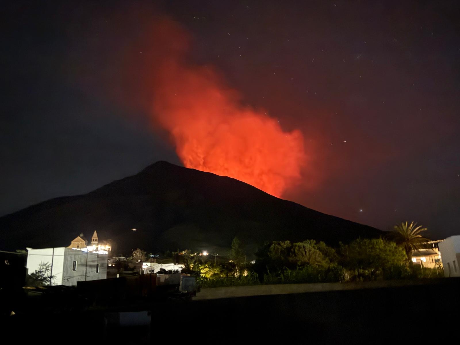 Spettacolare eruzione a Stromboli, l’isola diventa «rossa»